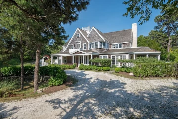 Monomoy Mansion In Nantucket - Nantucket, MA