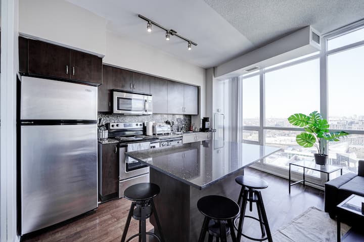 Cn Tower View Luxury Condo | Pool, Gym & Parking - Toronto, ON