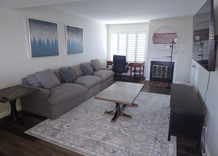 Comfortable 2 Bedroom Condo With Hot Tub And Gym - Long Beach, CA