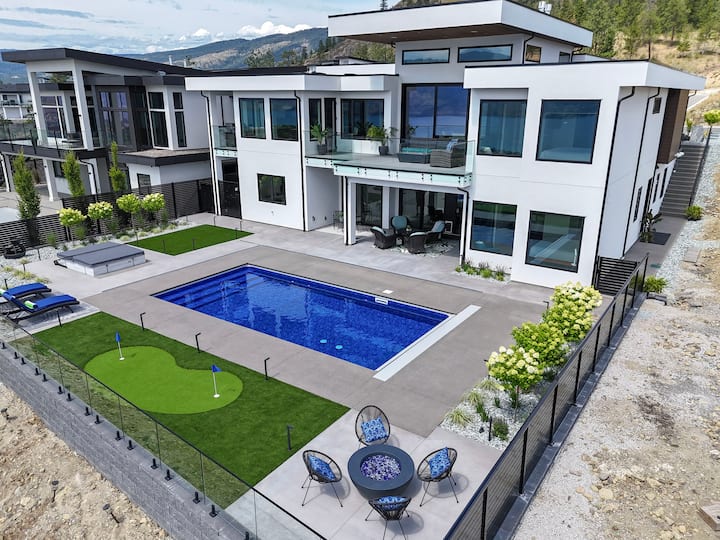 Robbin's Nest 2- King Suite With Pool & Lake Views - West Kelowna