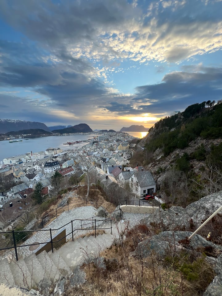 Møt Vår Og Sommer I ÅLesund! Alt I Gåavstand. - Ålesund