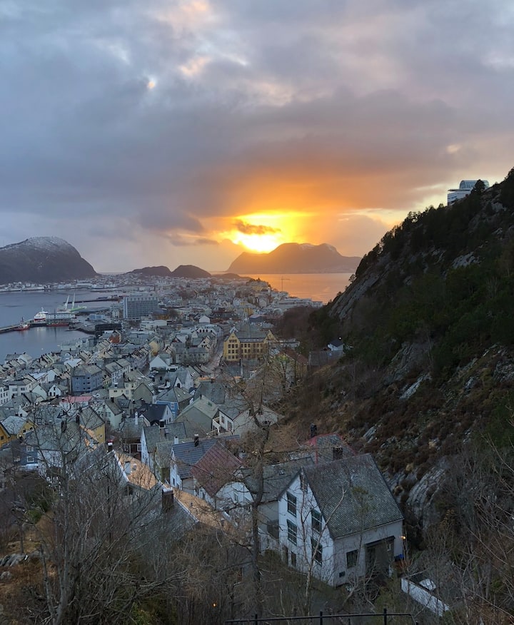 Møt Vår Og Sommer I ÅLesund! Alt I Gåavstand. - Alesund