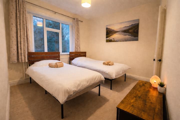 Clean Twin Room | Free Parking & Fast Wi-fi - Burnley