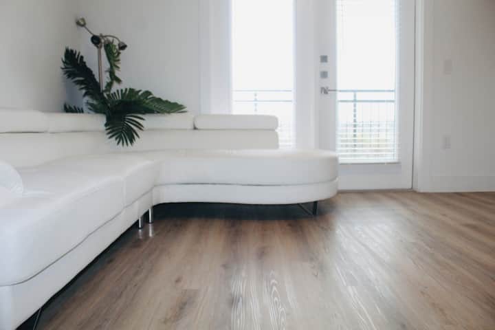 Welcome To The White Penthouse! Book Your Stay! - Katy, TX