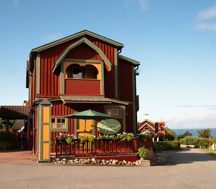 Hyr Hela Lustigsgården – Egen Oas Med Sjöutsikt - Rättvik