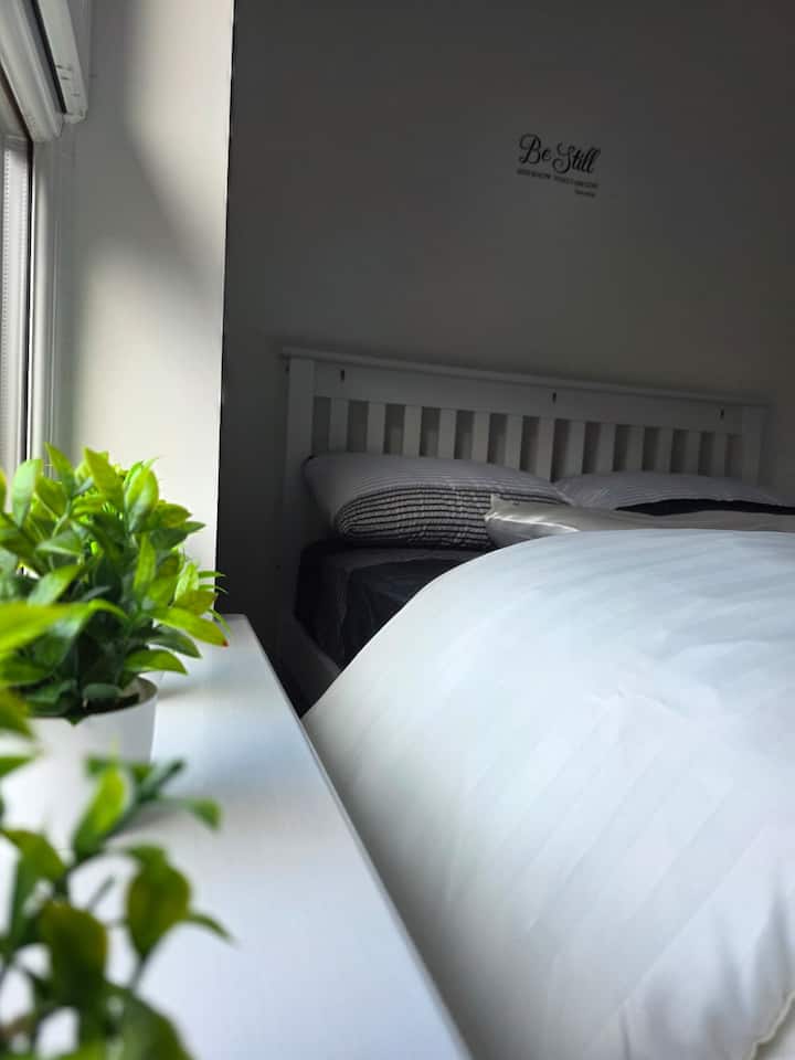 Stylish Parkside Flat | Steps From Alexandra Park - Glasgow