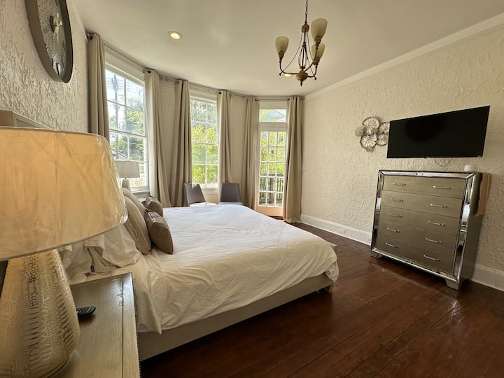 2 Apts- 6 Bd 4 Ba Upscale Midcity - 8 Mins To Fq - New Orleans, LA