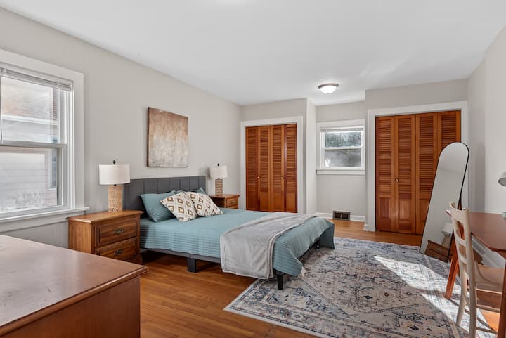 New Peaceful Palette - Desks, New Appliances, Yard - Springfield, IL