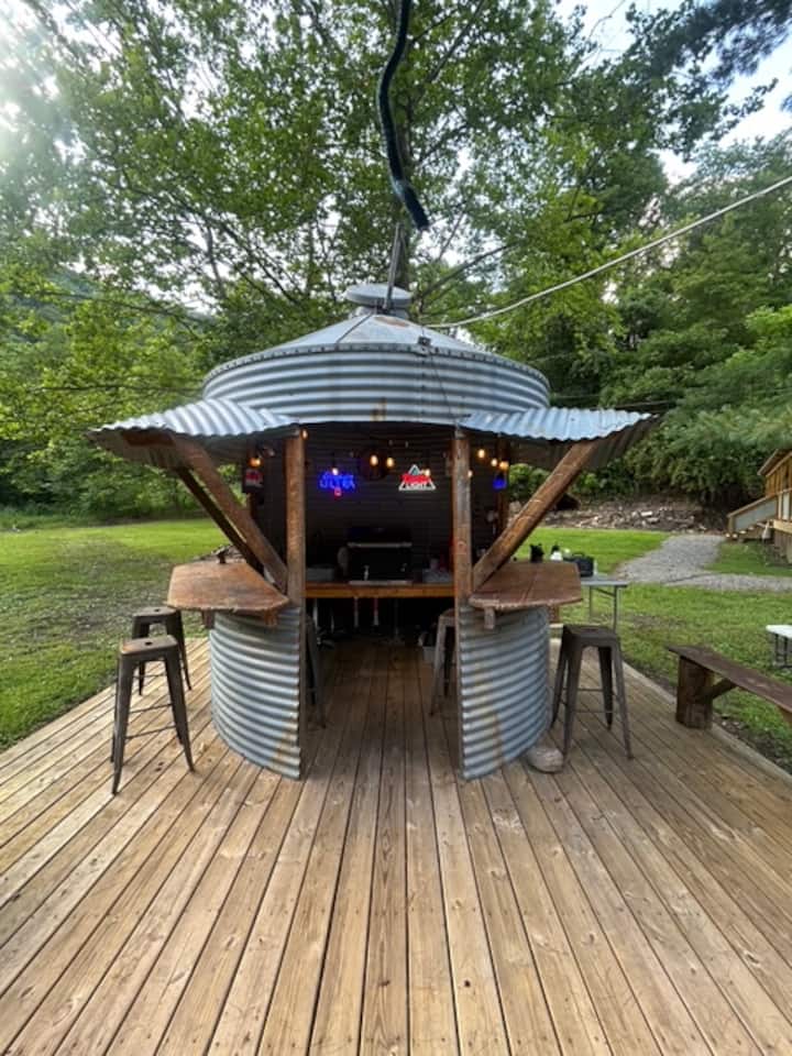 Outlaw Hideaway Cabin 2.5 (Wyatt Earp) - Northfork, WV