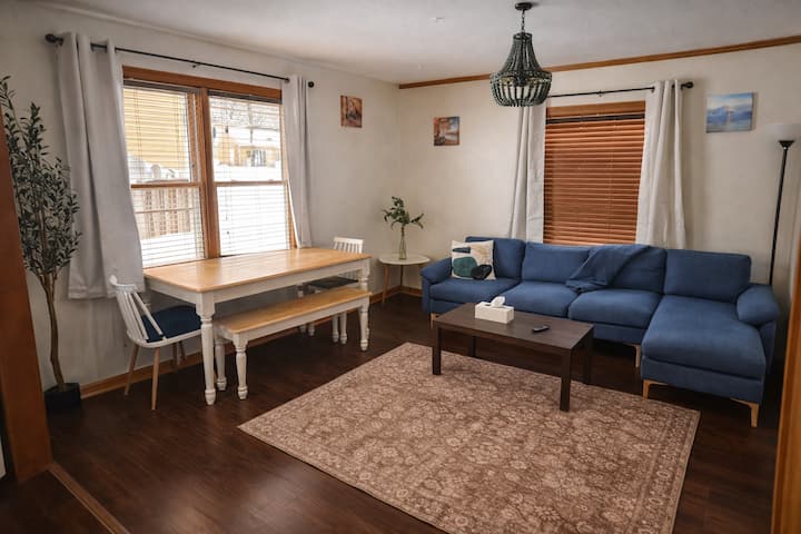 Cozy Cuyahoga Pet–family Favorite Sleeps 10 - Peninsula, OH