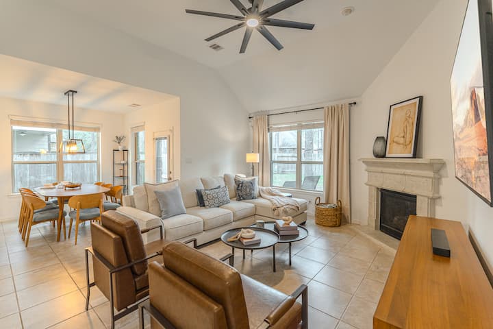 Spacious Family Retreat + Fire Pit + New Decor - The Woodlands, TX