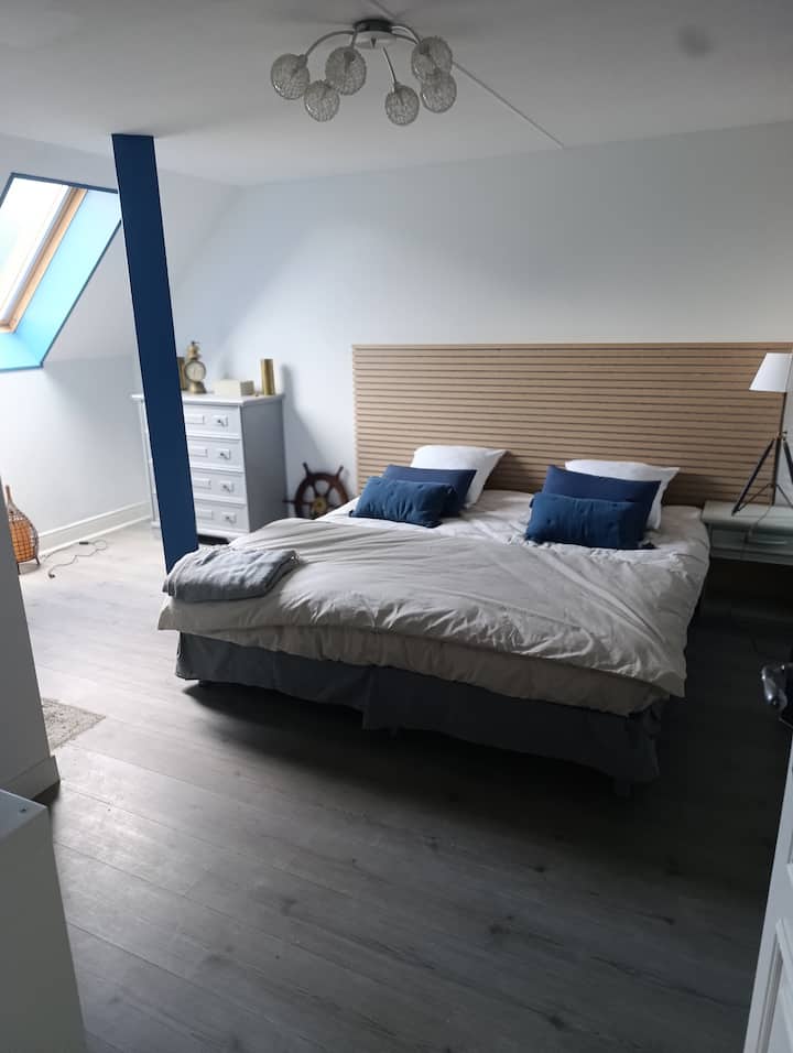 Chambre Spacieuse Avec Douche, Wi-fi & Bureau - Saint-Nazaire