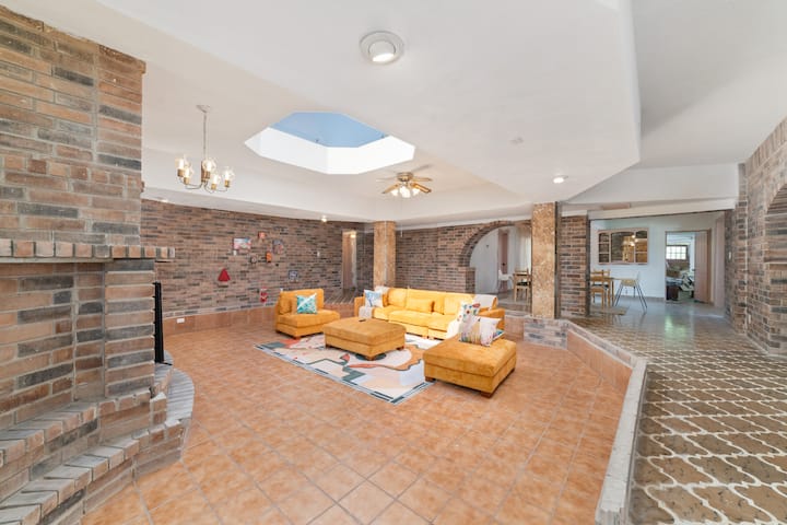 3306 Sqrt Colorful 5br W/ Patio - Pearland, TX