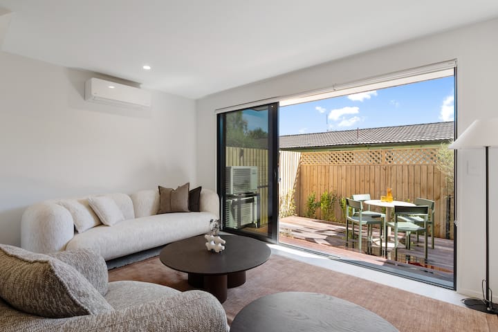 Luxury Living | 2 King Beds + Parking - Christchurch
