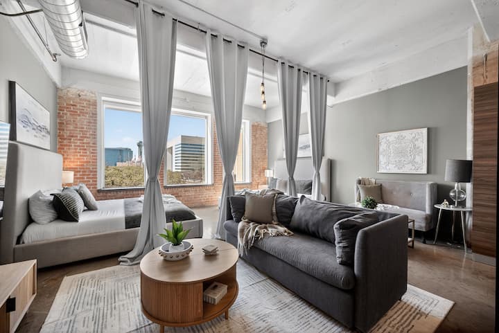 Dt Dallas Clubhouse Loft • Sleeps 12 • Pool • Gym - Dallas, TX