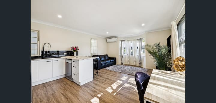 Modern Ashmore Studio - Paradise Country, Oxenford