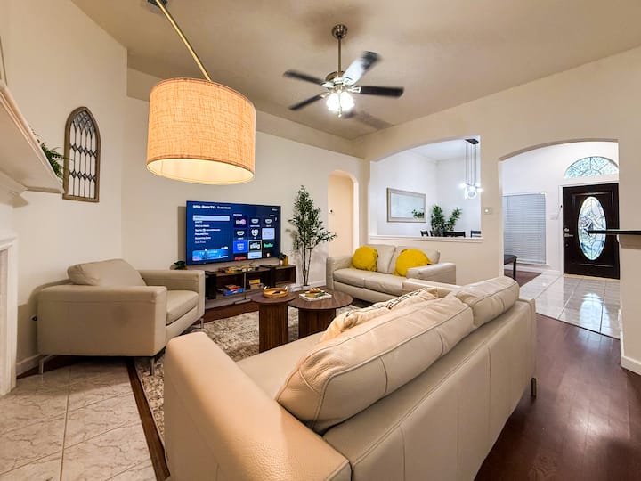 4br Stylish & Serene Home Near Iah - Houston, TX