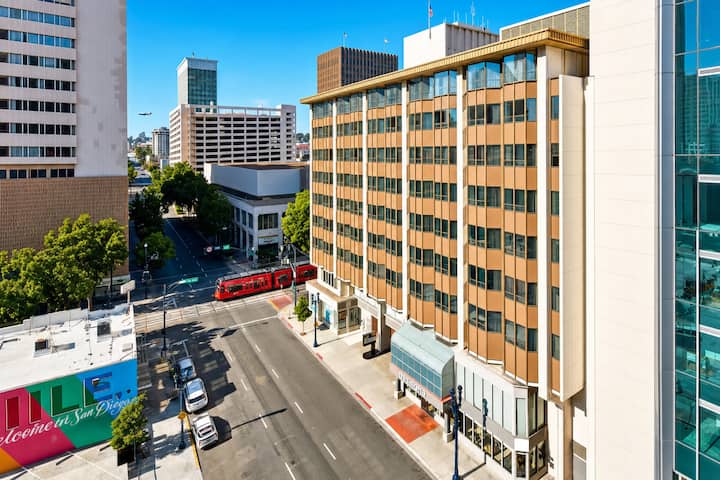 Modern King Stay Steps From Gaslamp & Bay - San Diego, CA