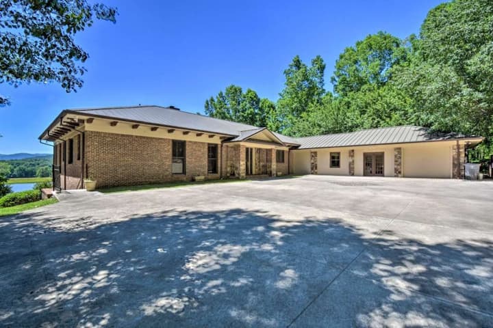 King Suite Lake View Pool Side - Lake Burton, GA