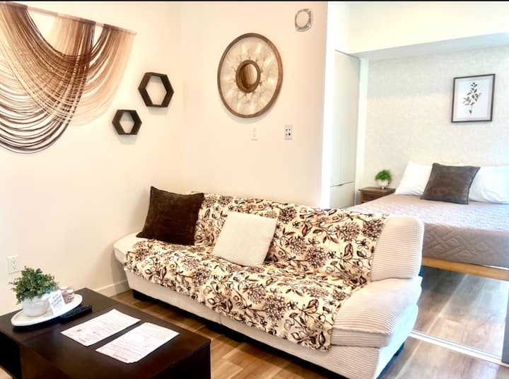 Walk Of Fame Modern Apt | Hollywood Sign View - Los Angeles, CA