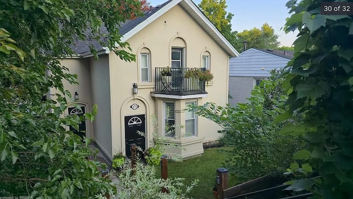 Mcnifycent Manor - Brantford, ON