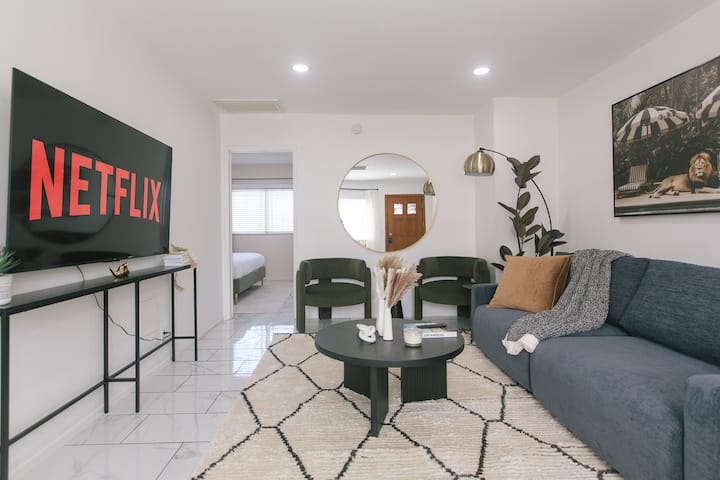 Modern Cozy Retreat • Minutes To Universal Studios - Burbank, CA
