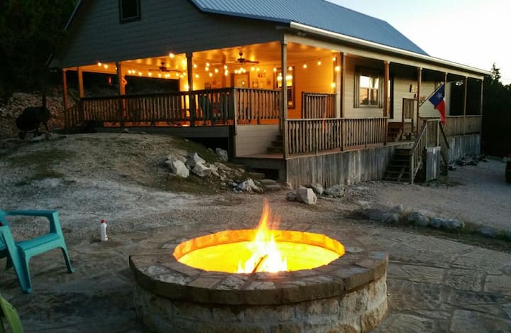 Luxury Lodge, Mountain Views, 3 Minutes 2 River! - Concan, TX