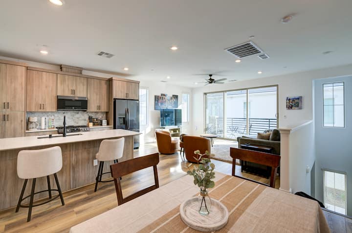 Modern Luxury | Furnished & Conveniently Located - 클로비스