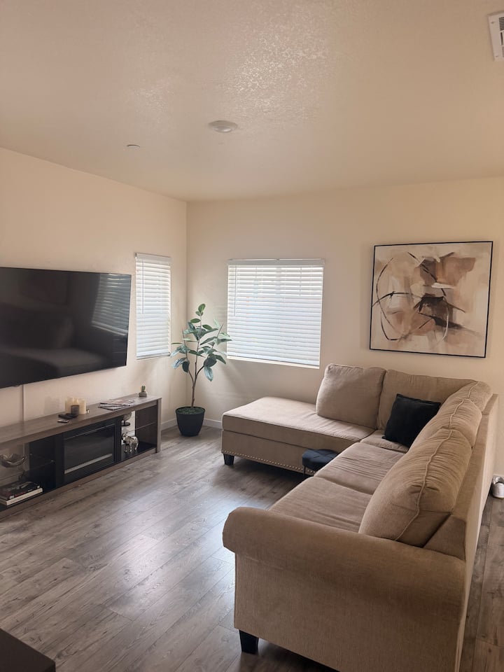 Modern Home In Safe & Quiet Neighborhood - Roseville, CA