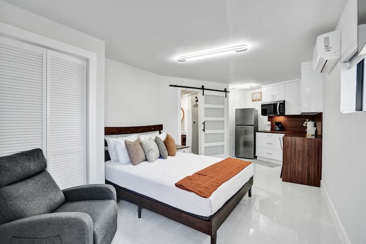 Cozy Private Suite Near Hard Rock & Sunny Isles - Miami Gardens, FL
