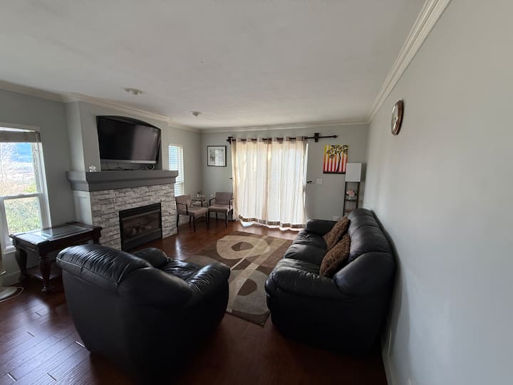 Walter House | Valley Views, Trails & Mountain - Abbotsford