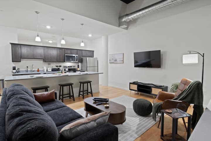 Beautiful City Loft • King Bed, Work Desk, Central - Rochester, NY