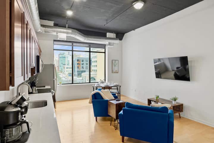 City View Loft • King Bed, Work Desk, Parking - Rochester, NY