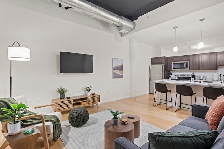 Beautiful Urban Loft • King Bed, Workdesk, Parking - Rochester, NY