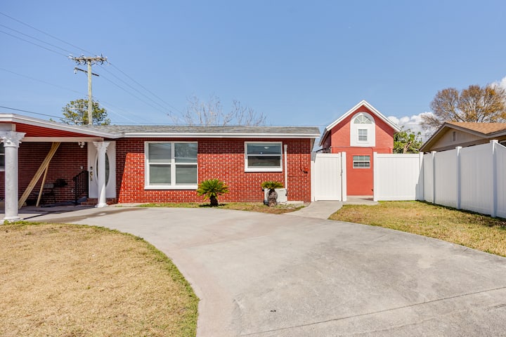 Tiny Loft By Airport & Stadium | Pets Ok - Tampa, FL