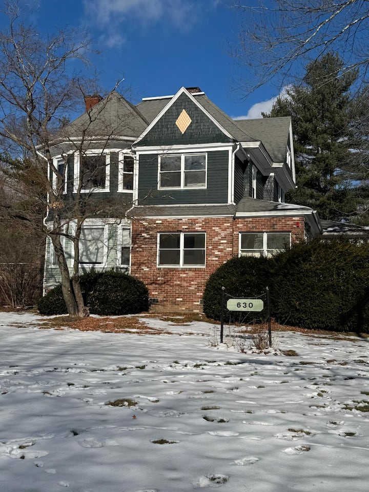 Entire 2 Bedroom Apartment #D - Northampton, MA