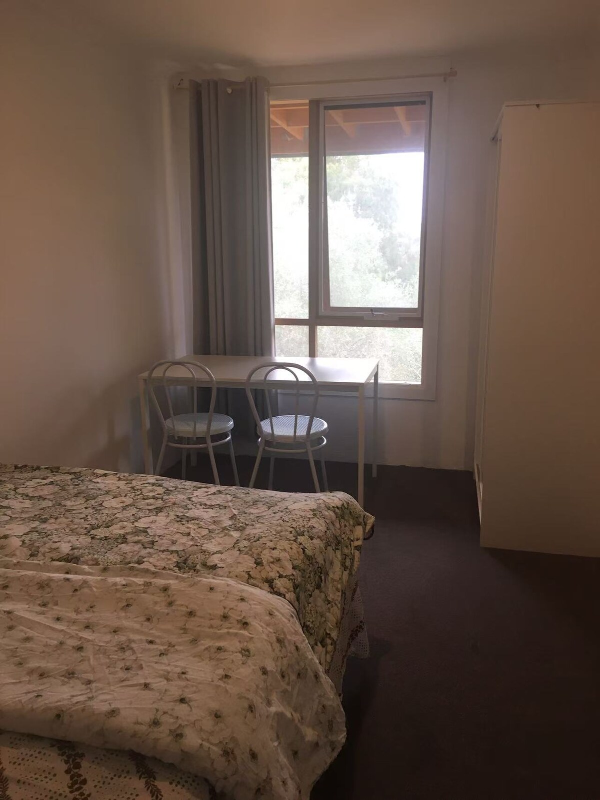 Proche des commerces et du train, bonne vue sur la place - Maisons à ...