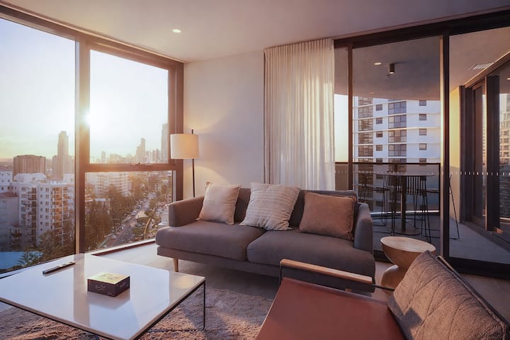 Luxe Beachside Living | Pool & Prime Location - Surfers Paradise