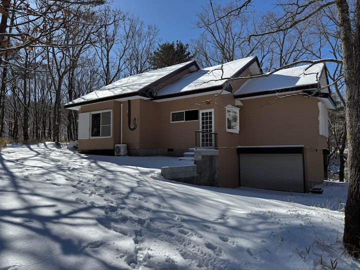 久住高原の森に佇む一棟貸切ヴィラ。雪景色、バレルサウナ、焚き火で極上の外気浴体験 - Taketa