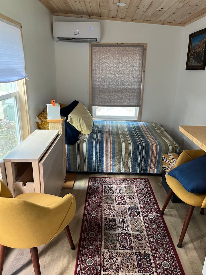 Cozy Tiny House Retreat, Near Tom Petty Park - Gainesville, FL