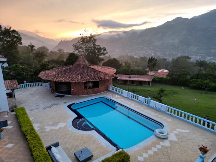 Mansión En Finca Con Todas Las Comodidades - Copacabana, Colombie