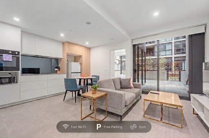 Chic Modern 1-bedroom Apartment | Gym | Parking - Canberra