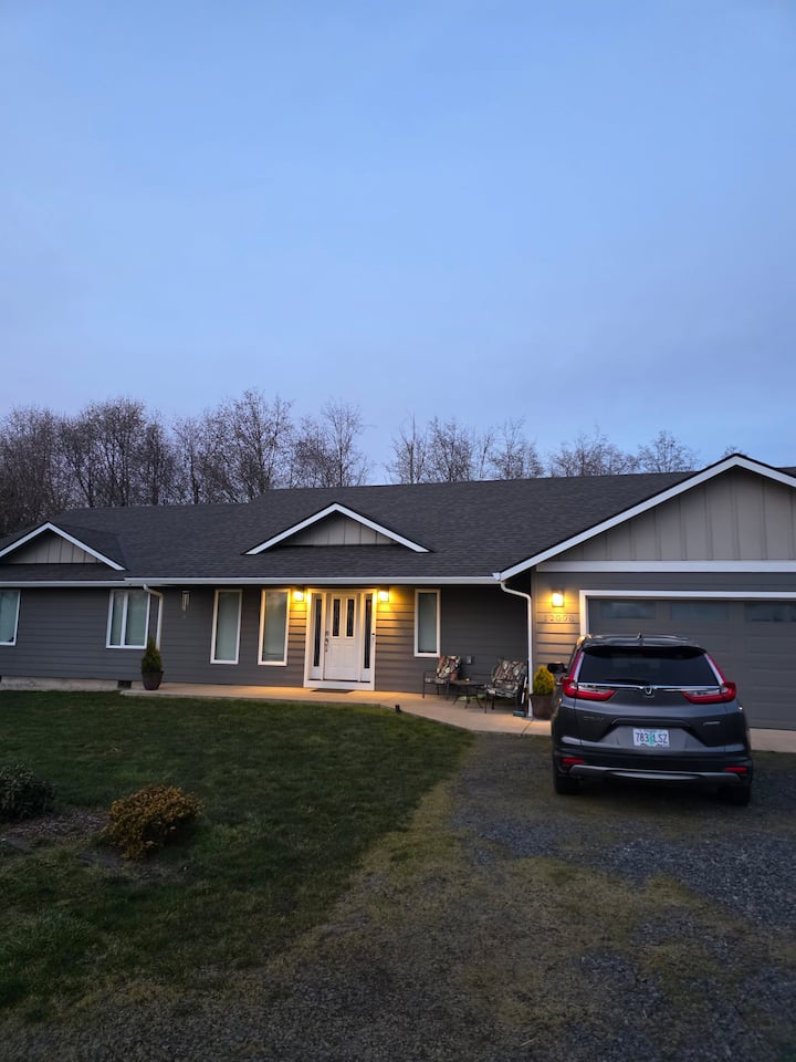 Bright Roomy House - Bethany, OR