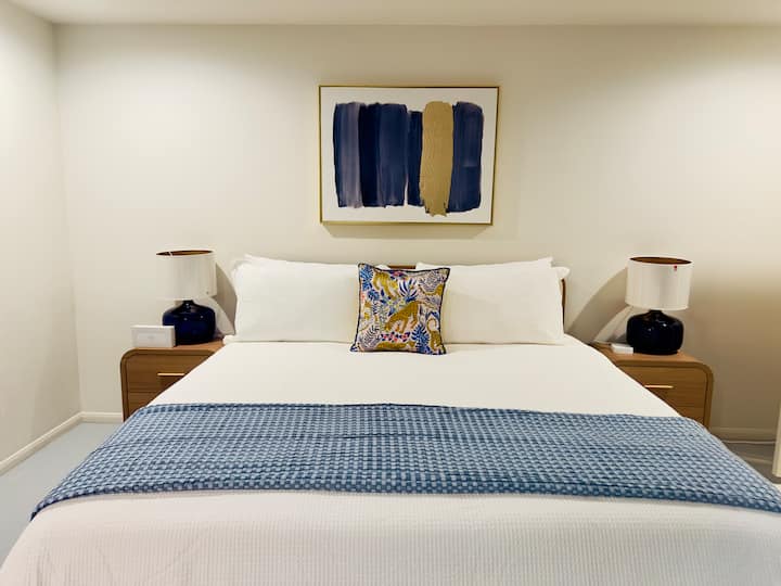 ÍNdigo King Suite W Kitchenette - Desert Hot Springs, CA