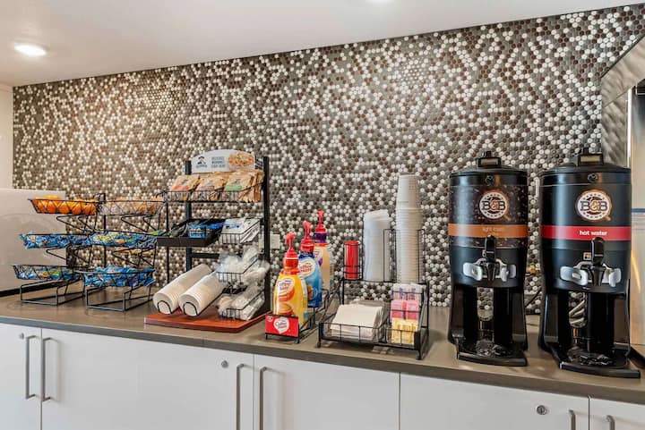 Pueblo Double Queen Studio + Free Breakfast & Gym - Pueblo, CO