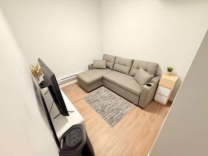 Modern 2br Brighton Suite | Private Entry+parking - Saskatoon