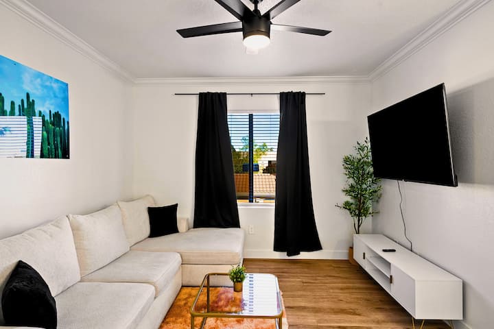 Modern 2br Tempe Retreat | Pool In Prime Location - Tempe, AZ