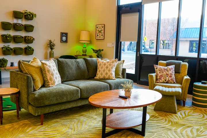 Peridot Suite - New (2bdrm/2bath) Loft Near Mass! - ローレンス, KS