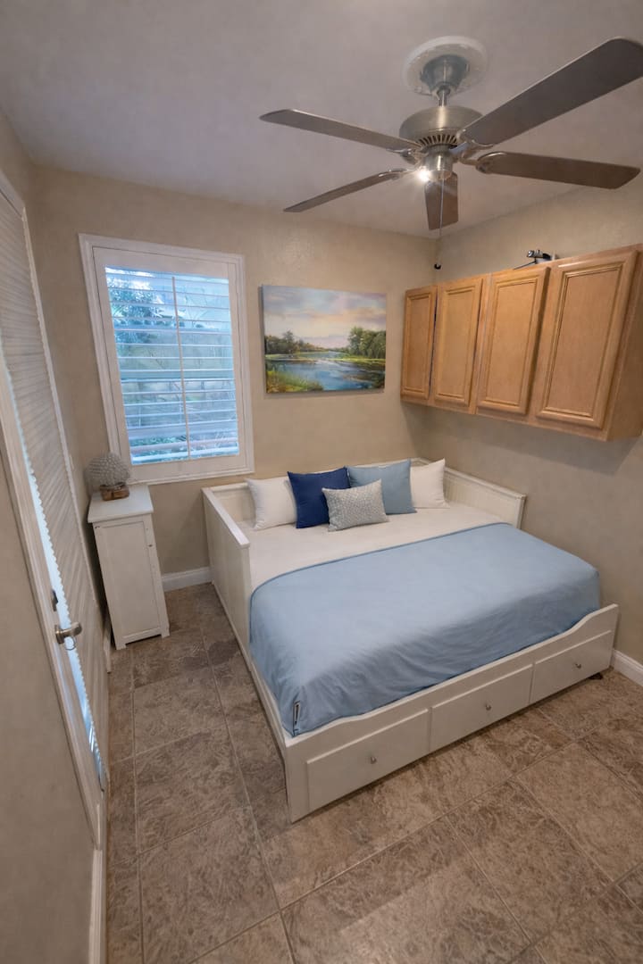 Family-friendly 2br Home • Quiet & Comfortable - Santa Clarita, CA