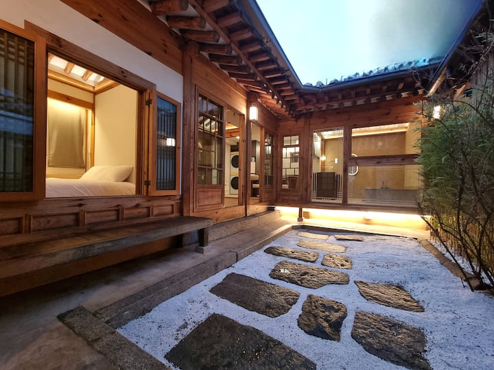 2026년 신축 독채 대형 실내 자쿠지 아늑한 정원 프라이빗 한옥 정우당 무료주차 2대 - Seoul